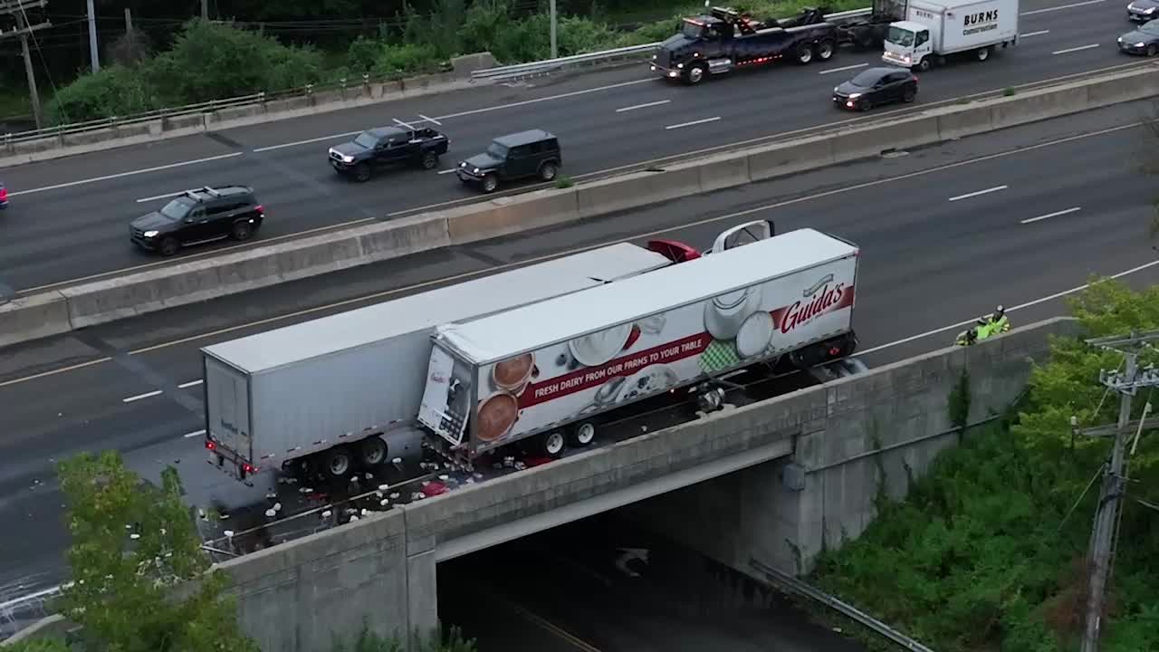 Crash involving 2 tractor-trailers causes heavy delays, lane closures on I-95 in West Haven ...