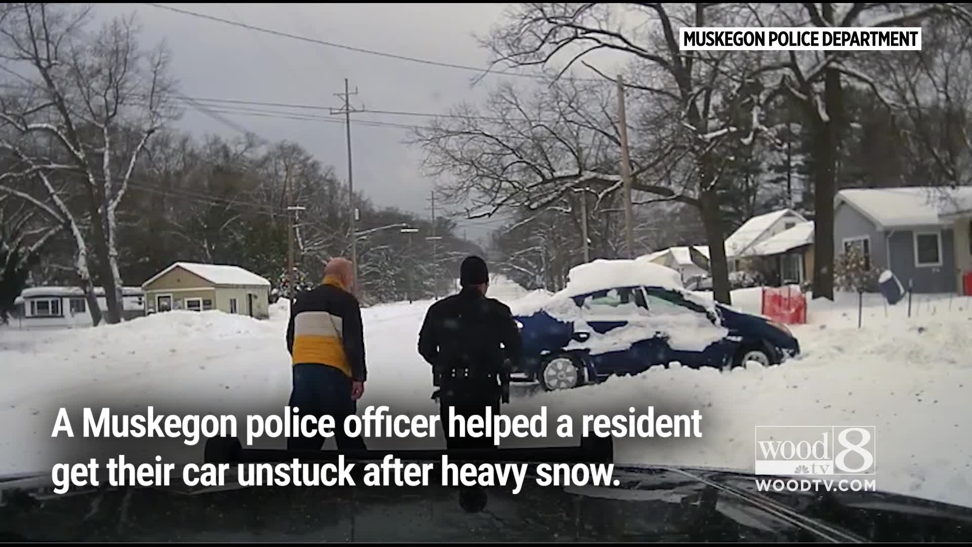 Muskegon police officer helps push car out of heavy snow – WOODTV.com