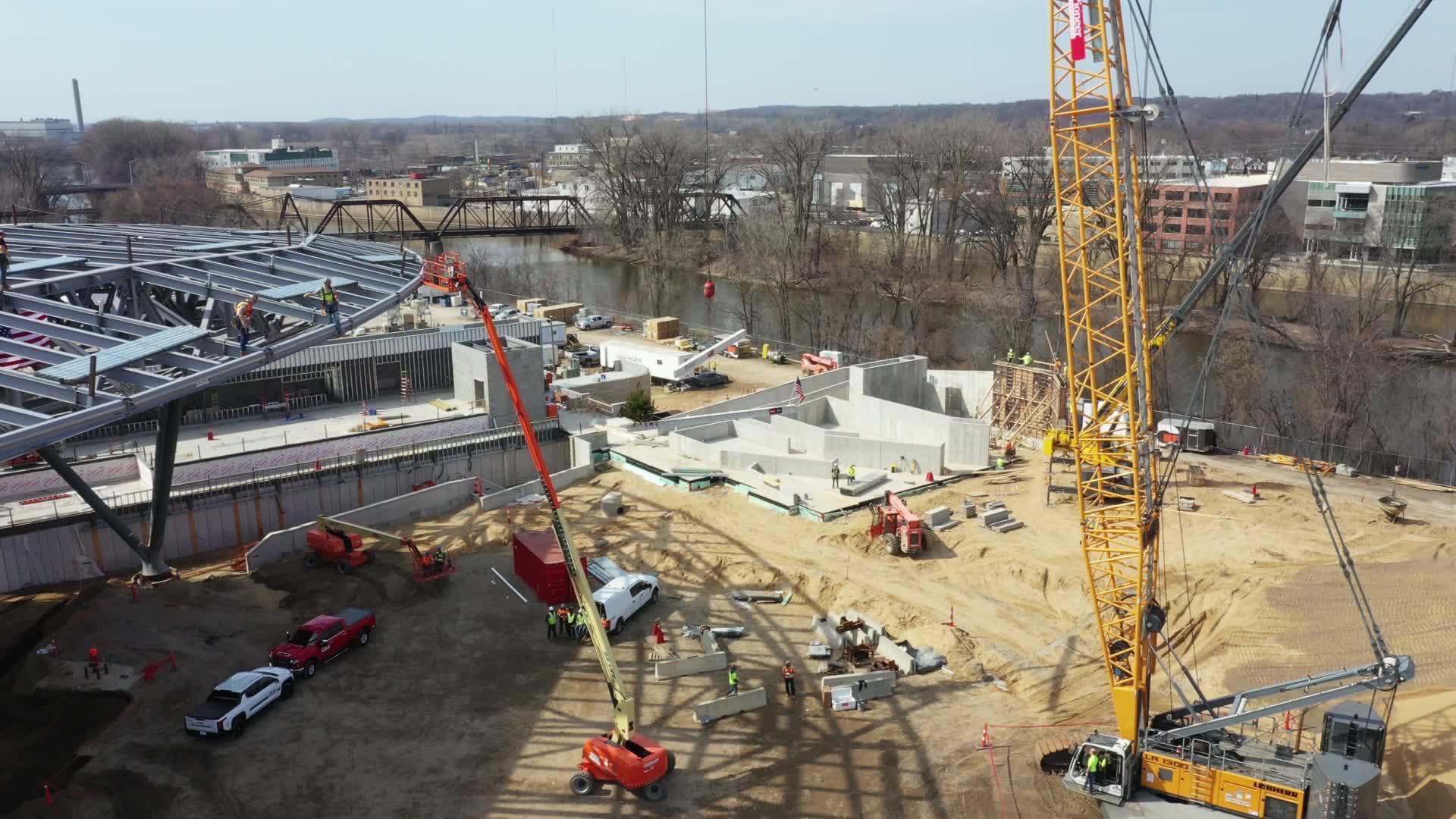 A bird’s-eye view of Acrisure Amphitheater topping-off ceremony ...