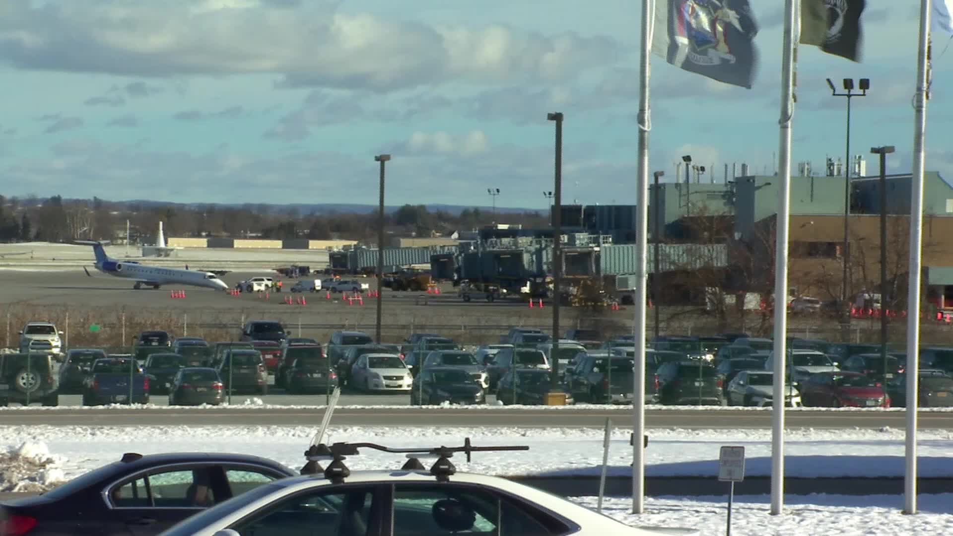 Nose gear of United plane collapses before Albany flight – NEWS10 ABC