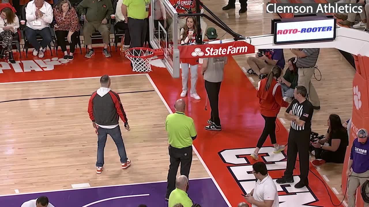 Clemson student wins $10,000 in Drain the Putt Challenge – WSPA 7NEWS