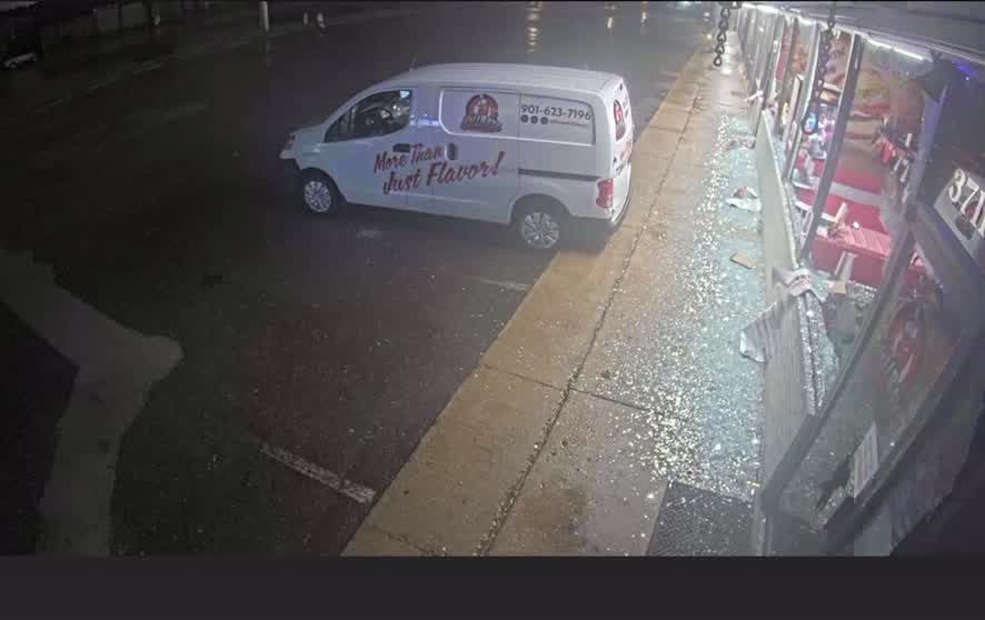 Suspects bust out windows at Hillboyz Wing and Burger Bar – WREG.com