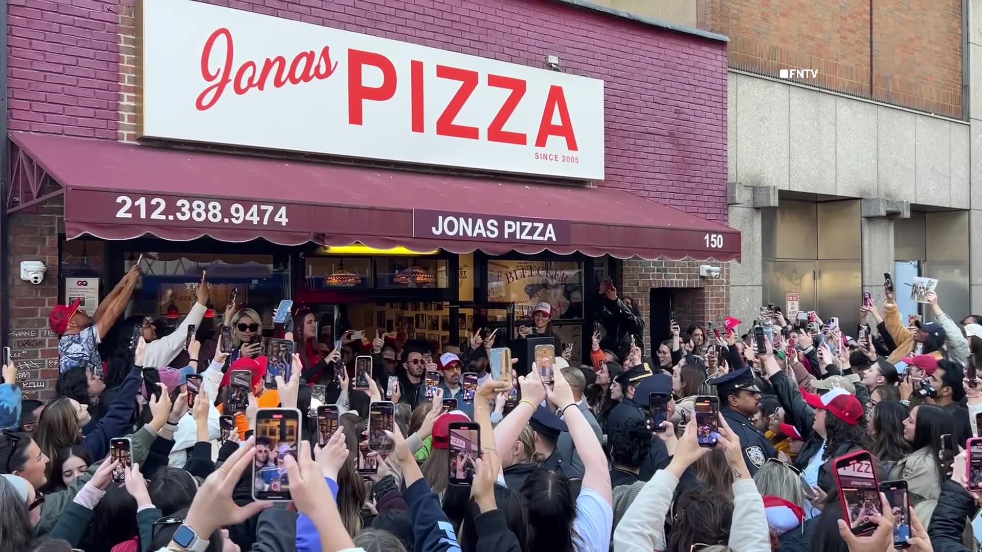 Jonas Brothers take over NYC pizzeria, turn it into ‘Jonas Pizza’ – PIX11
